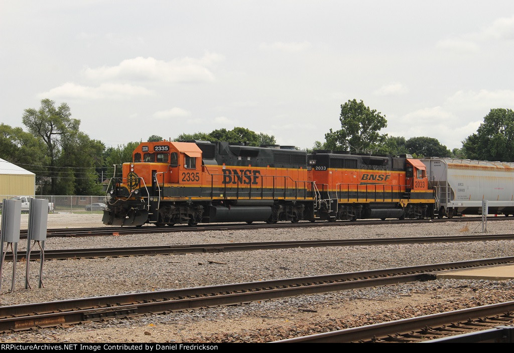 BNSF 2335 and BNSF 2033